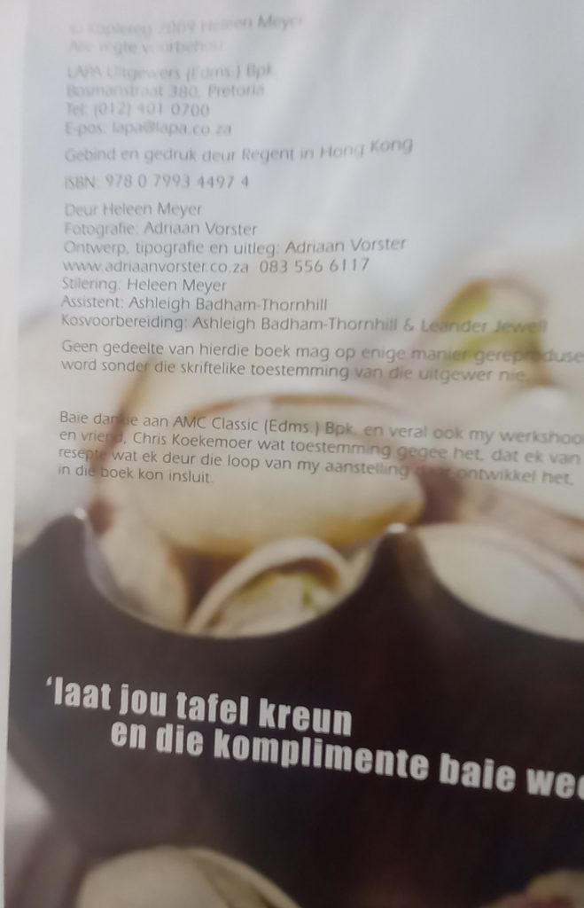 Kos is op die tafel gesinskos met week-spyskaarte en inkopielysies ...